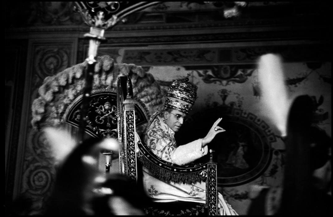 Inside the Vatican during Pope Pius XII reign • David Seymour • Magnum ...