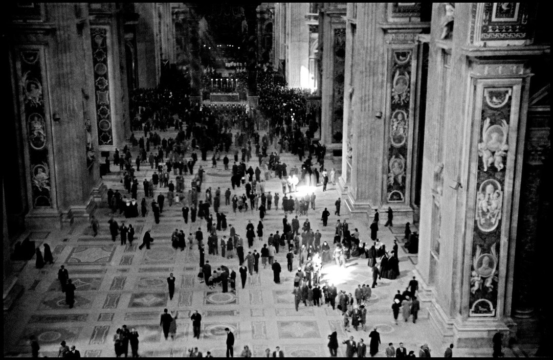 Inside the Vatican during Pope Pius XII reign • David Seymour • Magnum ...